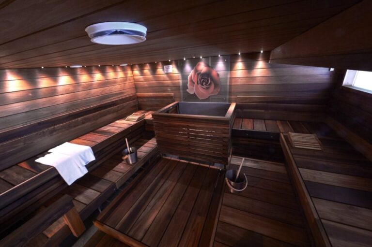 Lämpökäsitelty magnolia Sun Saunassa - Sun Sauna Oy