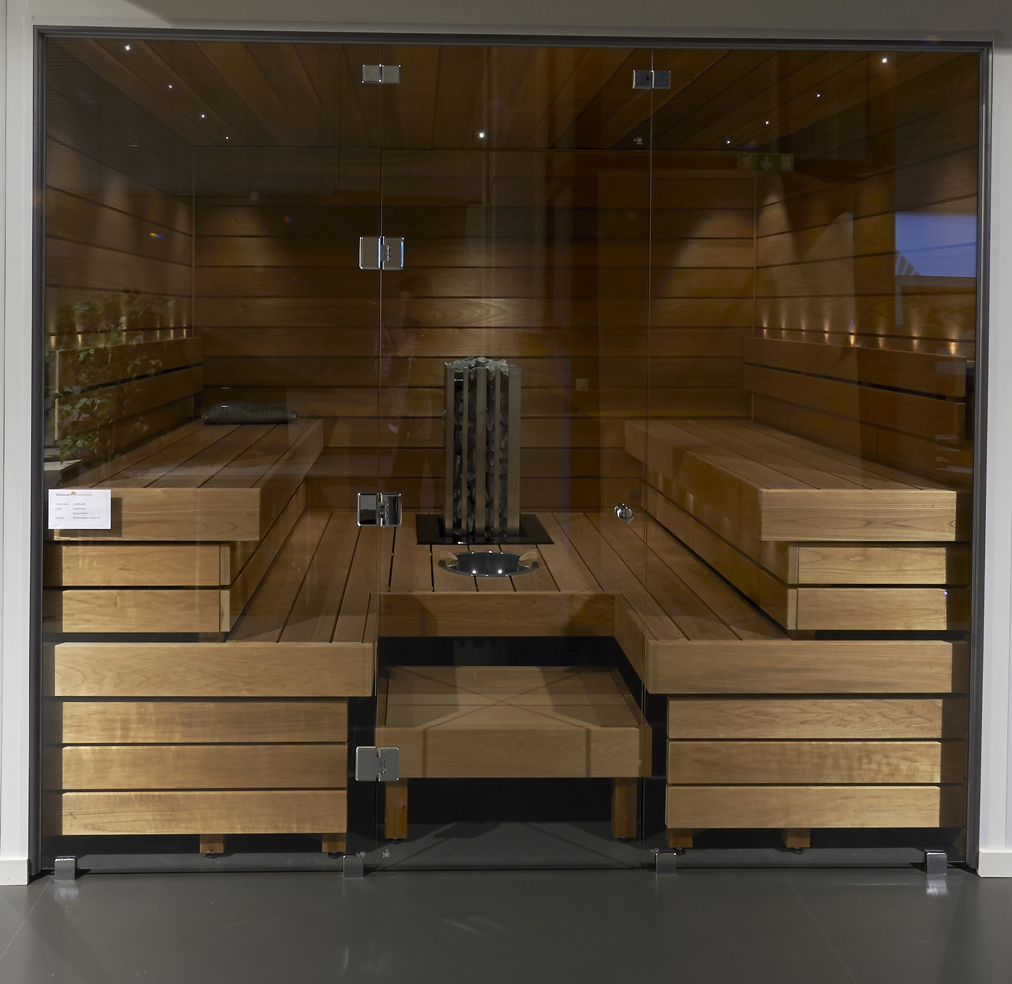 Glass wall in the sauna: benefits, drawbacks and what you need to know ...